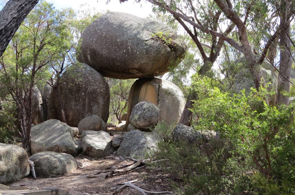 Granite Arch Circuit Walk (1.6km) - Girraween National Park, QLD